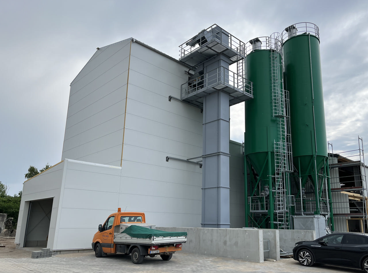 Aggregate filling in hoppers for concrete production